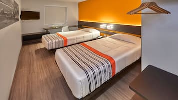 Quarto, 2 camas de solteiro | Escrivaninha, cortinas blackout, quartos à prova de som