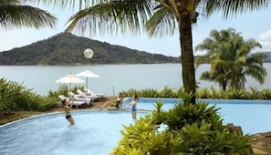 Piscina externa, guarda-sóis, espreguiçadeiras