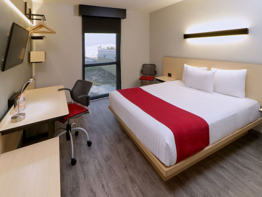 Quarto, 1 cama queen-size | Cofre no quarto, secretária, cortinas/cortinados opacos