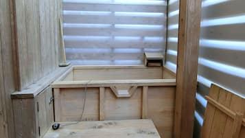 Quarto tradicional, para não fumantes, geladeira (Japanese Room 103) | Banheiro | Banheira e chuveiro separados, banheira de imersão