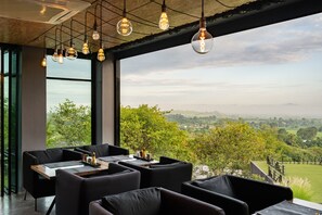 Pequenos-almoços, almoços, jantares servidos, cozinha internacional 