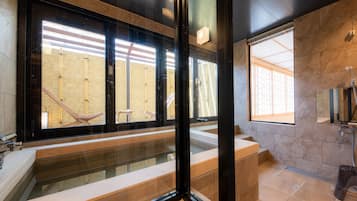 Suite Room, Non Smoking | Casa de banho | Um polibã e uma banheira separados, um chuveiro de hidromassagem