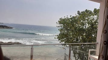 Quarto Triplo Superior, 1 quarto, vista para o mar, em frente à praia | Roupa de alta qualidade, secretária