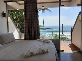 Quarto casal superior, 1 quarto, vista para o mar, de frente para a praia | Roupas de cama premium, escrivaninha, espaço de trabalho para notebook