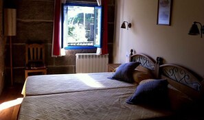 Secretária, Wi-fi grátis, roupa de cama fornecida 