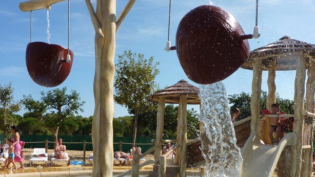 Um parque aquático com estruturas de recreação, toboáguas e área de piscina.
