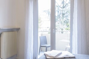 Cofre no quarto, secretária, berços/camas para crianças 