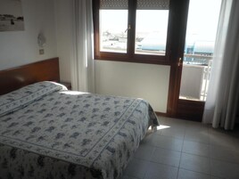 Cofres nos quartos, Wi-Fi de cortesia, roupa de cama