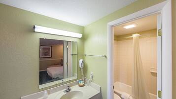 Uma combinação polibã/banheira, artigos de higiene pessoal grátis