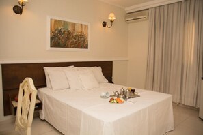 Casal Luxo | Frigobar, escrivaninha, Wi-Fi de cortesia, roupa de cama