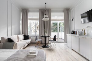 Estúdio, sacada | Roupas de cama premium, cofres nos quartos