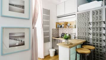 Estúdio, varanda (Mini) | Kitchenette privada | Um frigorífico, uma placa de cozinha, uma cafeteira/bule