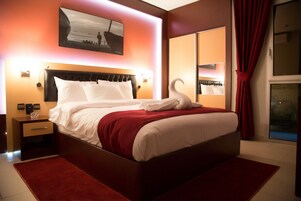 Frigobar, cofres nos quartos, cortinas blackout, quartos à prova de som