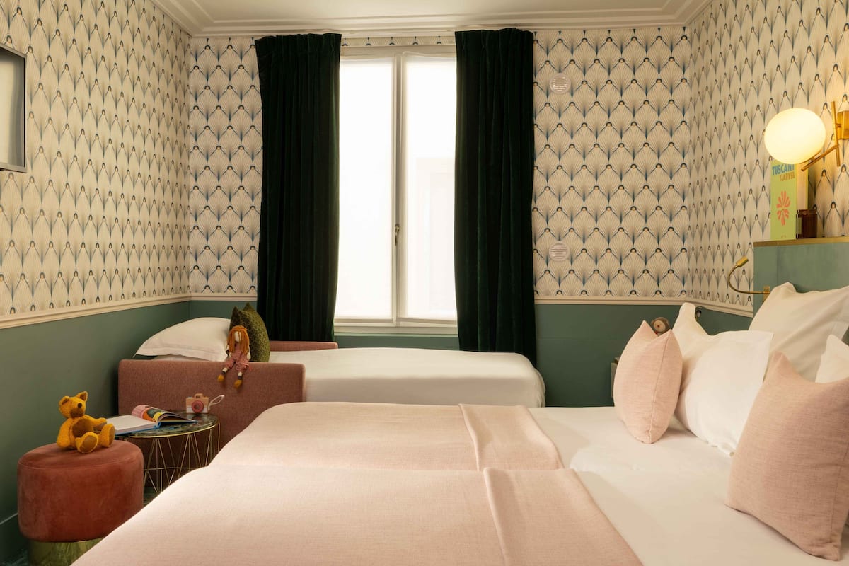 Chambre Triple | Escrivaninha, quartos à prova de som, Wi-Fi de cortesia