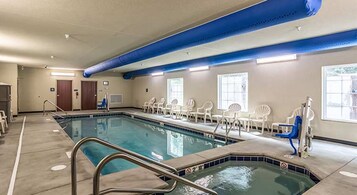 Piscina interna, funciona das 8h às 22h, espreguiçadeiras