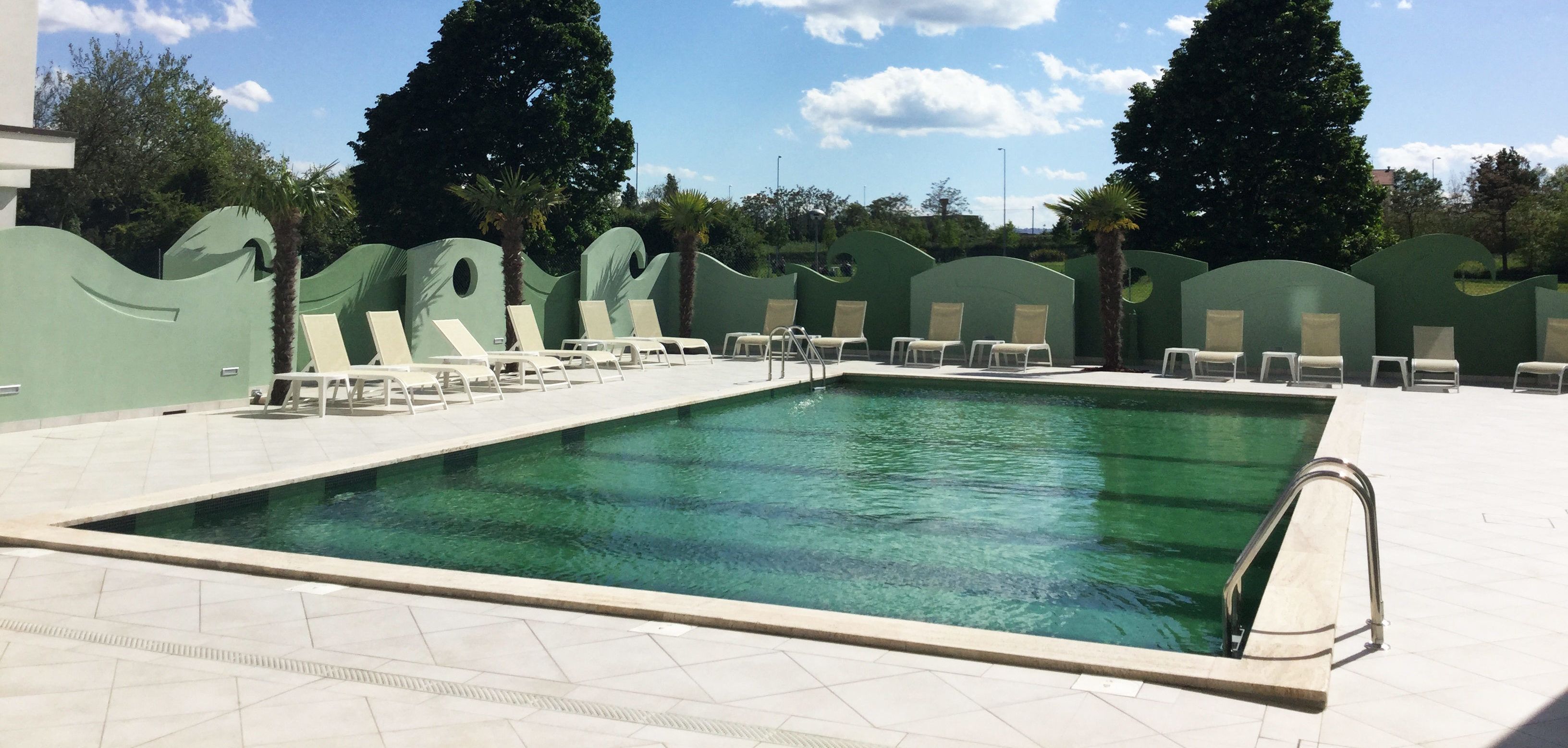 Piscina exterior, da(s) 9:00 à(s) 22:00, guarda-sóis, espreguiçadeiras 