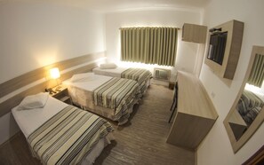 Escrivaninha, cortinas blackout, Wi-Fi de cortesia, roupa de cama