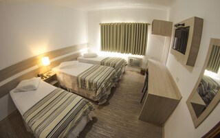 Escrivaninha, cortinas blackout, Wi-Fi de cortesia, roupa de cama