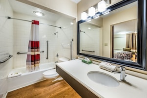 Chuveiro com efeito de chuva, produtos de toalete grátis