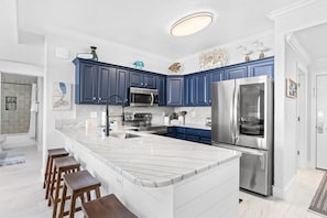 Condo, 3 quartos, vista para o mar (502) | Cozinha privada | Geladeira, micro-ondas, fogão, cooktop