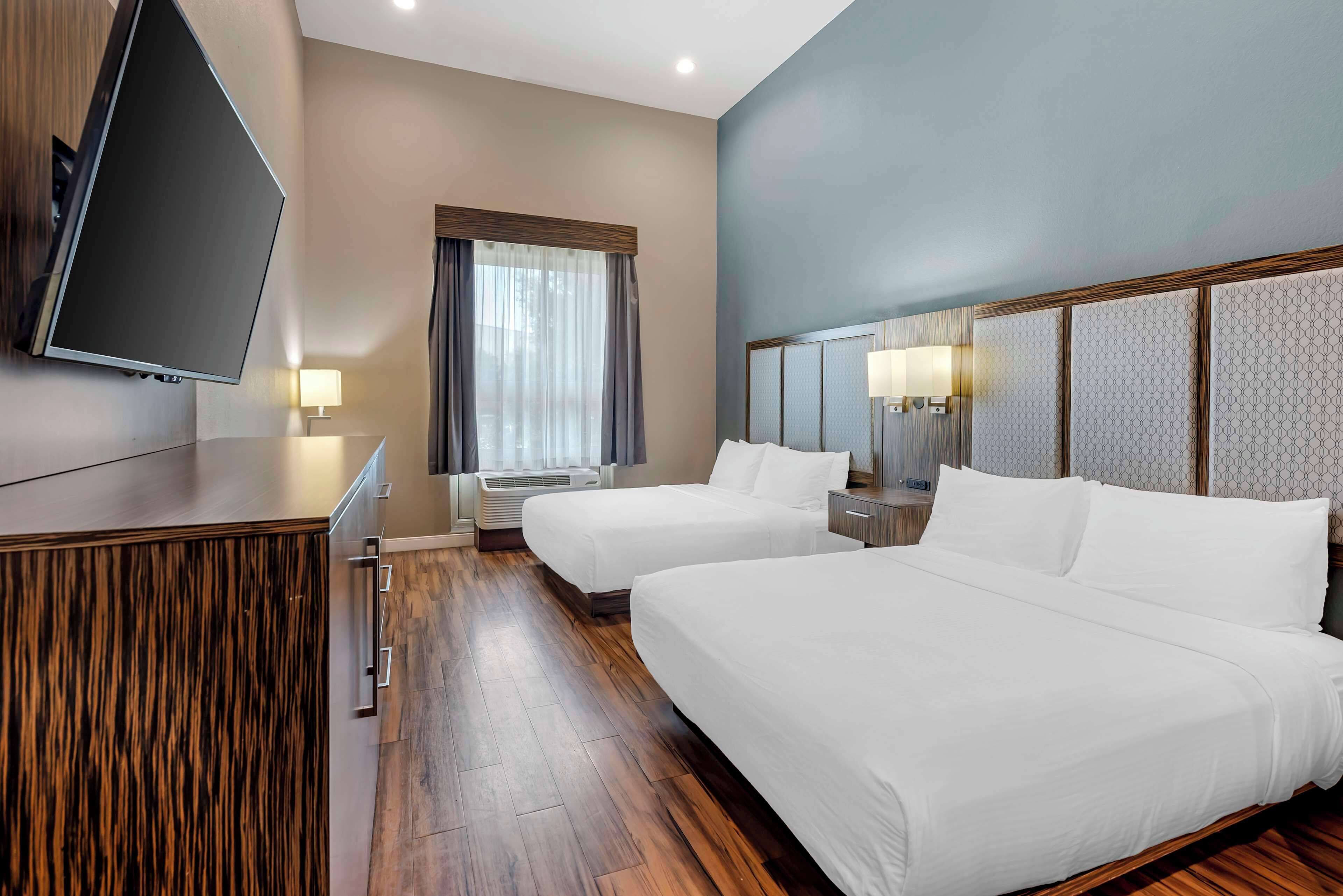 Suíte, 2 camas Queen, acessível, banheira (with Sofabed) | Camas com colchões pillow-top, escrivaninha