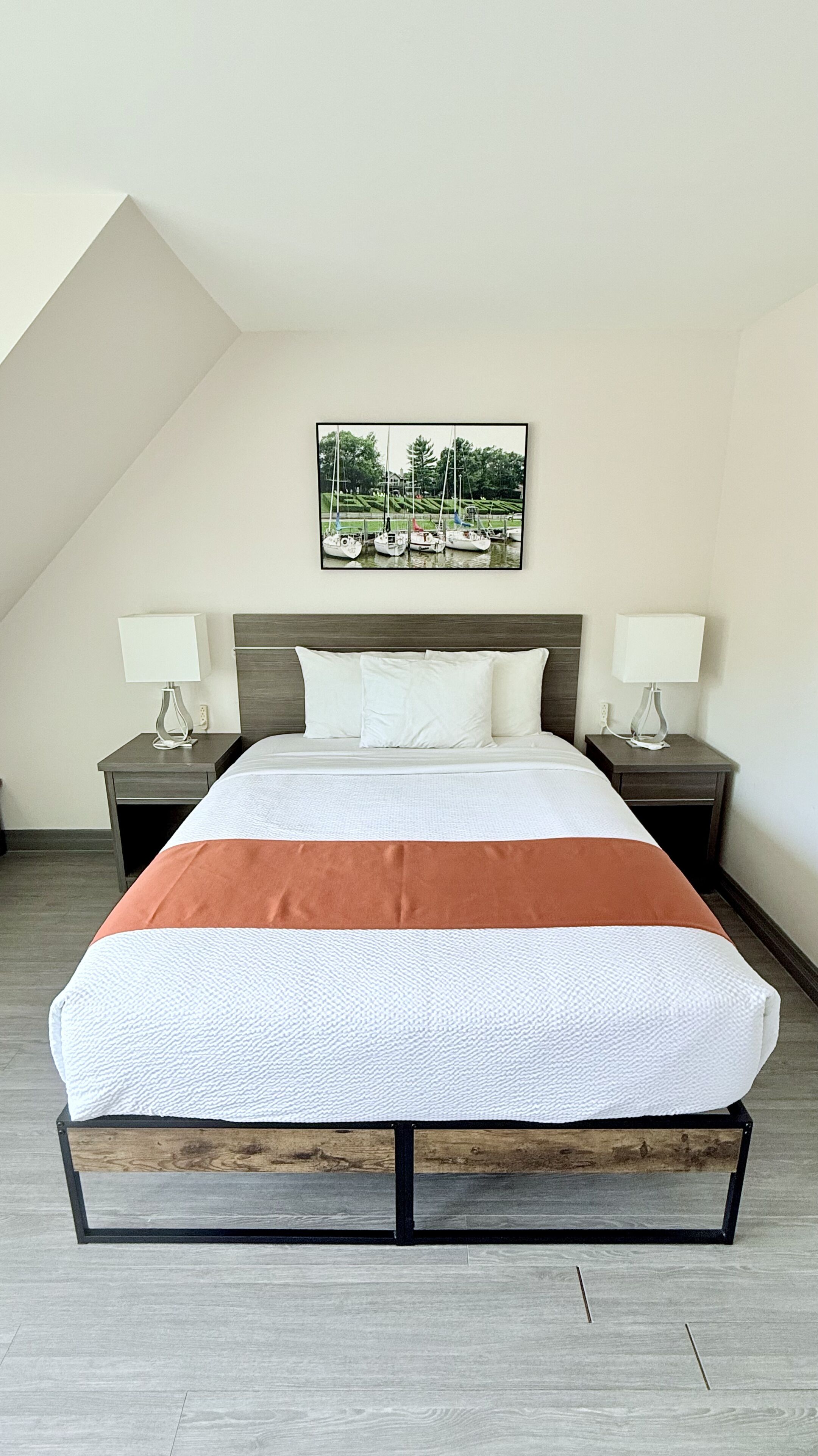 Quarto standard, 1 cama Queen | Escrivaninha, espaço de trabalho para notebook, cortinas blackout