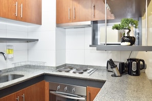 Apartamento Familiar, 2 quartos | Cozinha privada | Um frigorífico/congelador grande, um micro-ondas, um forno 