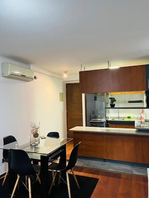 Apartamento Executivo, 2 quartos | Cozinha privada | Um frigorífico/congelador grande, um micro-ondas, um forno 