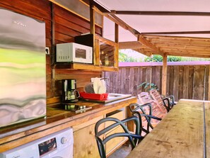 Bungalow Familiar (Feti'i) | Cozinha privada | Uma cadeira de bebé, utensílios de cozinha 