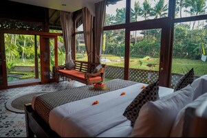 Suite Deluxe, cozinha, vista para a piscina | Minibar, cofre no quarto, com decoração personalizada 