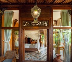 Suite Deluxe, cozinha, vista para a piscina | Minibar, cofre no quarto, com decoração personalizada 