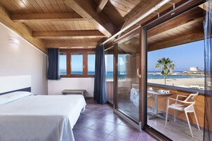 Quarto casal ou duplo luxo, vista para o mar | Frigobar, cofres nos quartos, escrivaninha, Wi-Fi de cortesia