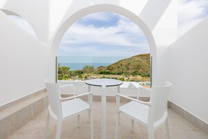 Quarto casal, terraço, vista para o mar | Cofres nos quartos, escrivaninha, Wi-Fi de cortesia, roupa de cama