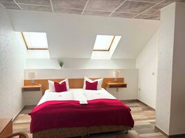Quarto Duplo | Cofre no quarto, secretária, berços/camas para crianças