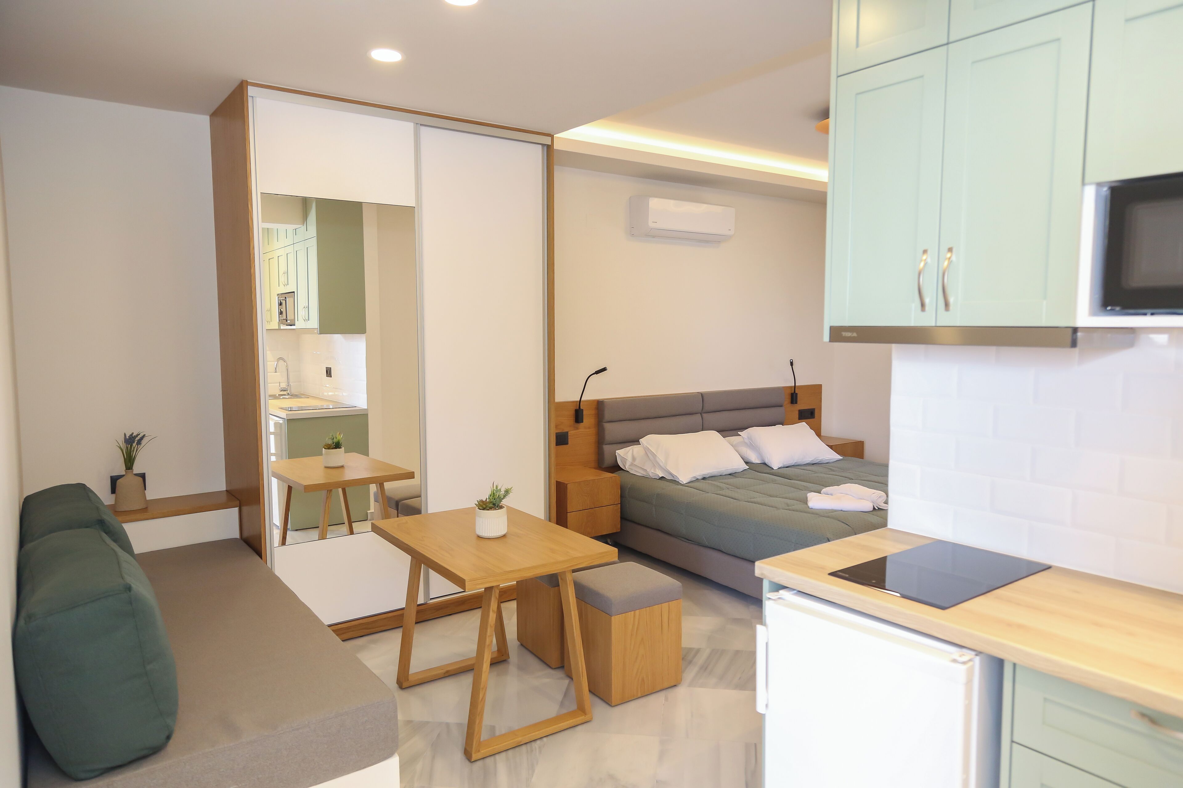 Superior Studio With Terrace & Sea View | Sala de estar | Smart TV de 32 polegadas com canais digitais, televisor 