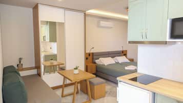 Superior Studio With Terrace & Sea View | Sala de estar | Smart TV de 32 polegadas com canais digitais, televisor