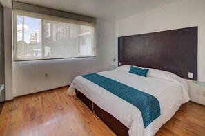 Minibar, cofre no quarto, secretária, quartos insonorizados