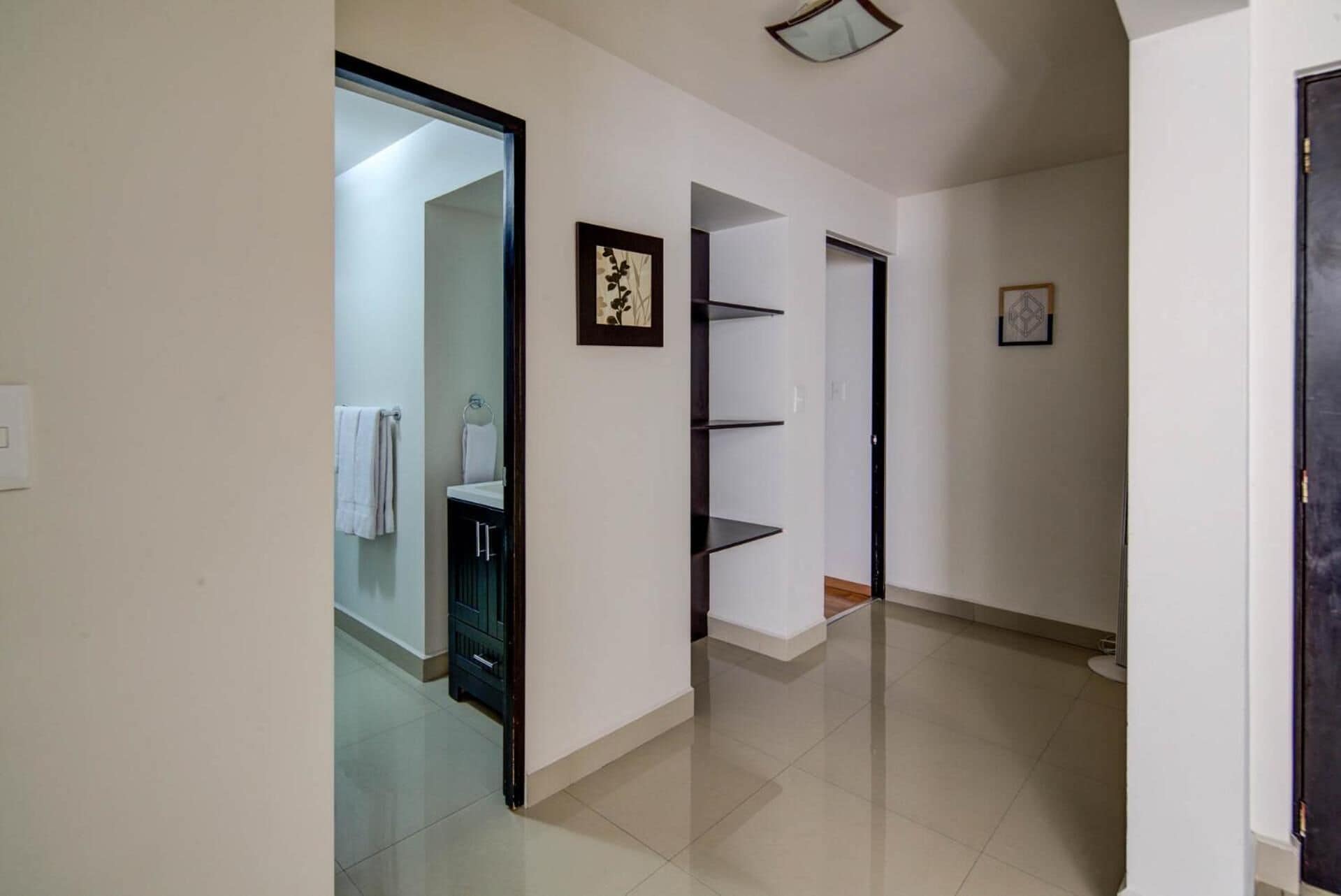 Minibar, cofre no quarto, secretária, quartos insonorizados 