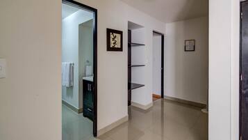 Minibar, cofre no quarto, secretária, quartos insonorizados