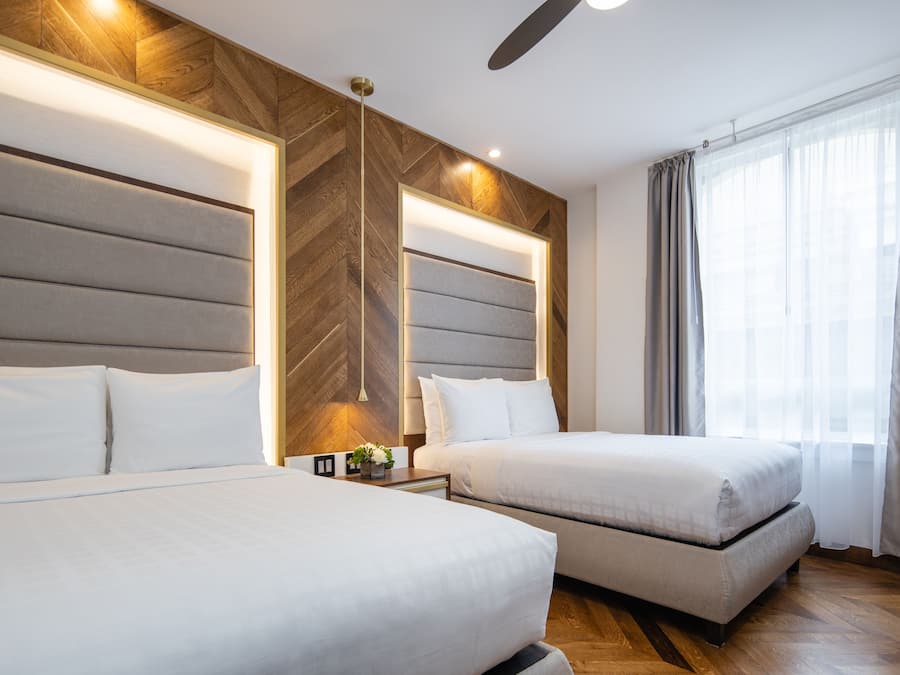 Roupas de cama antialérgicas, cofres nos quartos, escrivaninha