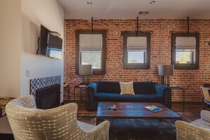 Loft superluxo, 2 quartos, vista para a cidade (Vagabond) | Área de estar | TV de tela plana