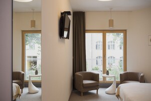 Quarto Duplo Premium, 1 quarto | Roupa hipoalergénica, cofre no quarto, secretária 