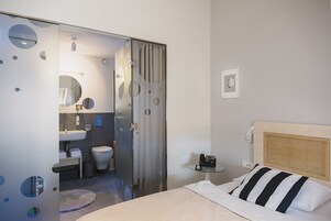 Quarto Quádruplo Familiar | Roupa hipoalergénica, cofre no quarto, secretária 