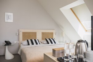 Quarto Quádruplo Familiar | Roupa hipoalergénica, cofre no quarto, secretária