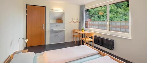 Cofre no quarto, secretária, berços/camas para crianças grátis