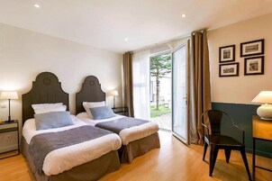 Double confort ou avec lit jumeaux | Frigobar, cofres nos quartos, cortinas blackout, Wi-Fi de cortesia