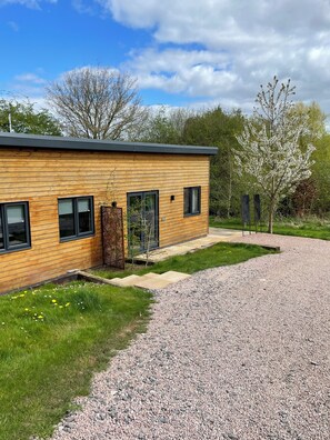 Roupas de cama premium, escrivaninha, quartos à prova de som