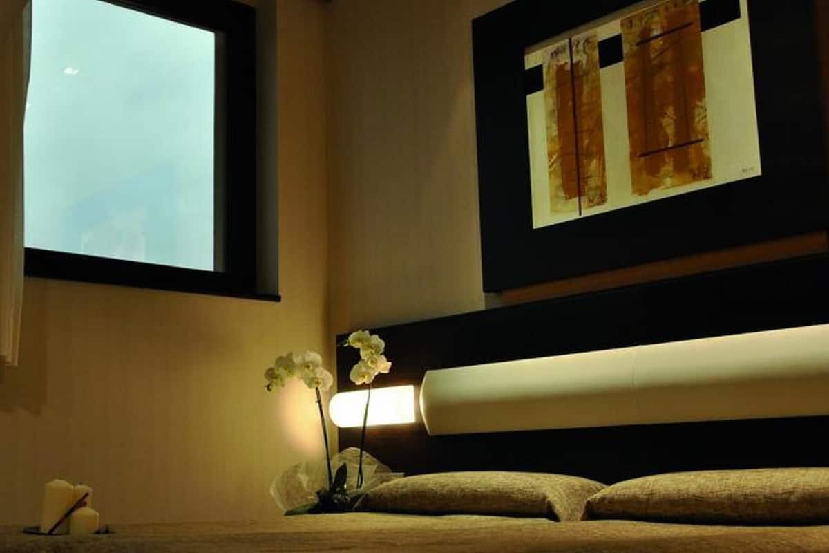 Frigobar, cofres nos quartos, escrivaninha, cortinas blackout