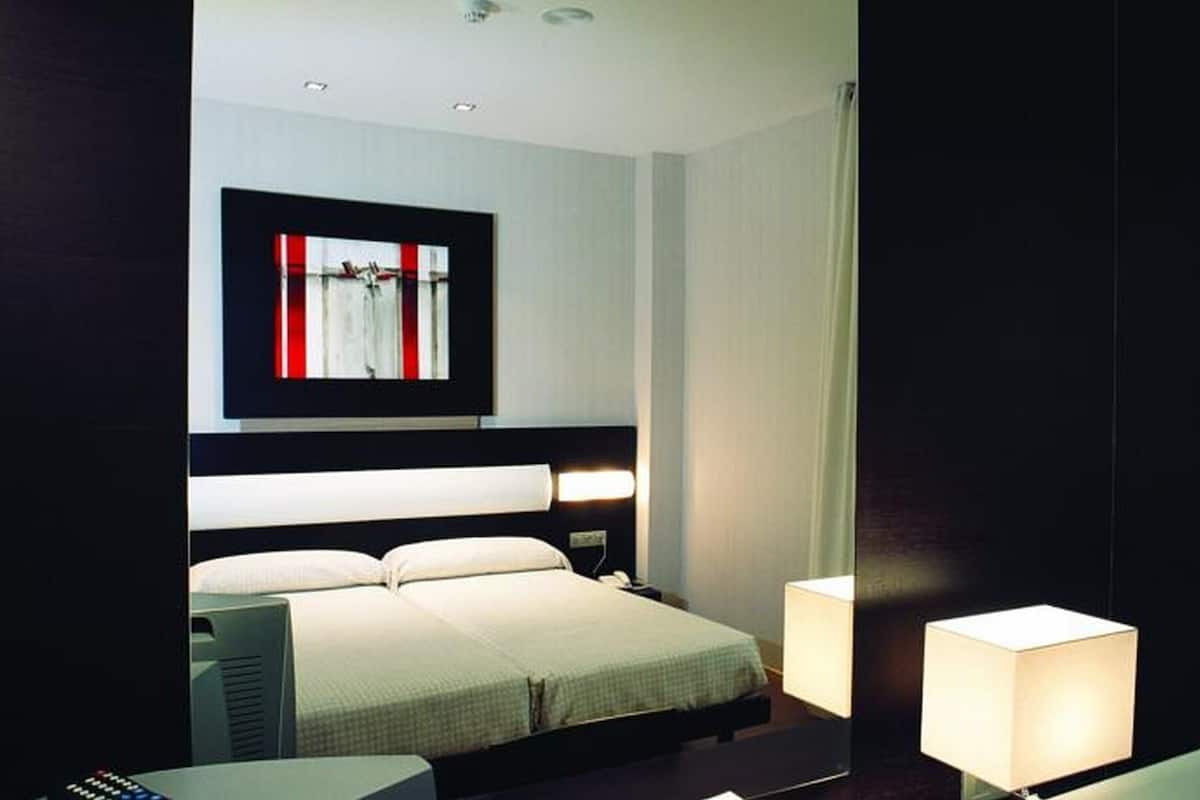 Frigobar, cofres nos quartos, escrivaninha, cortinas blackout