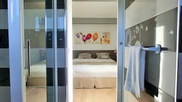 Quarto Duplo Superior, 1 cama queen-size, terraço, vista para o mar | Casa de banho | Artigos de higiene pessoal grátis, um secador de cabelo